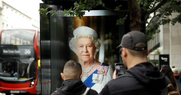 „Mintha a nagymama halt volna meg” – A hét videója II. Erzsébetről ...