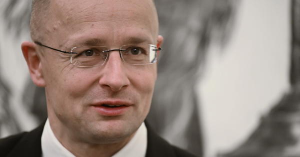 Szijjártó Péter 25 ezer munkahelyet ígér - Privátbankár.hu